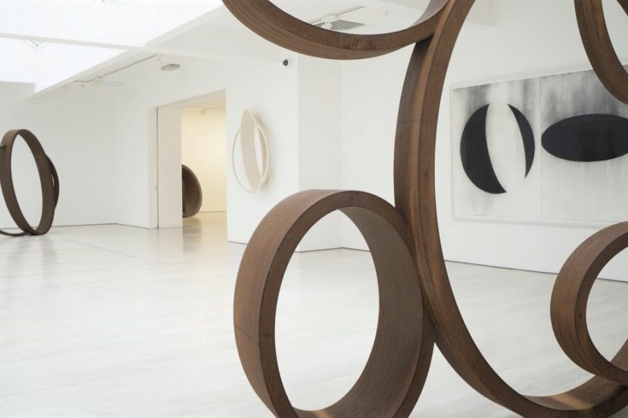 “TANGLED UP IN BLUE” NIGEL HALL SCULPTURES – Blackqube Magazine